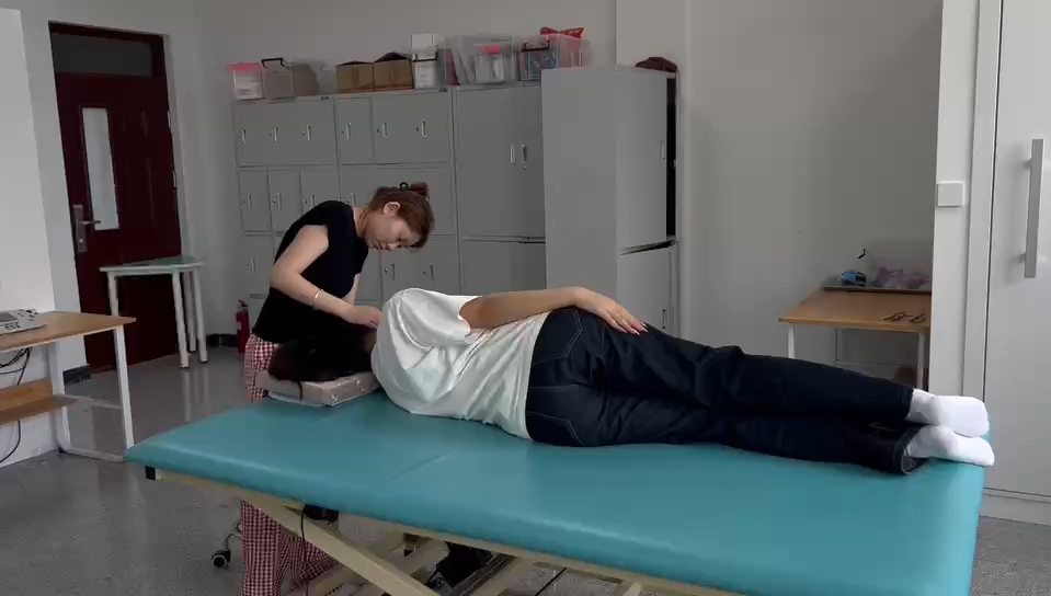 Roll test(滚转试验)和转颈试验。Roll test是观察眼球震颤情况来诊断...