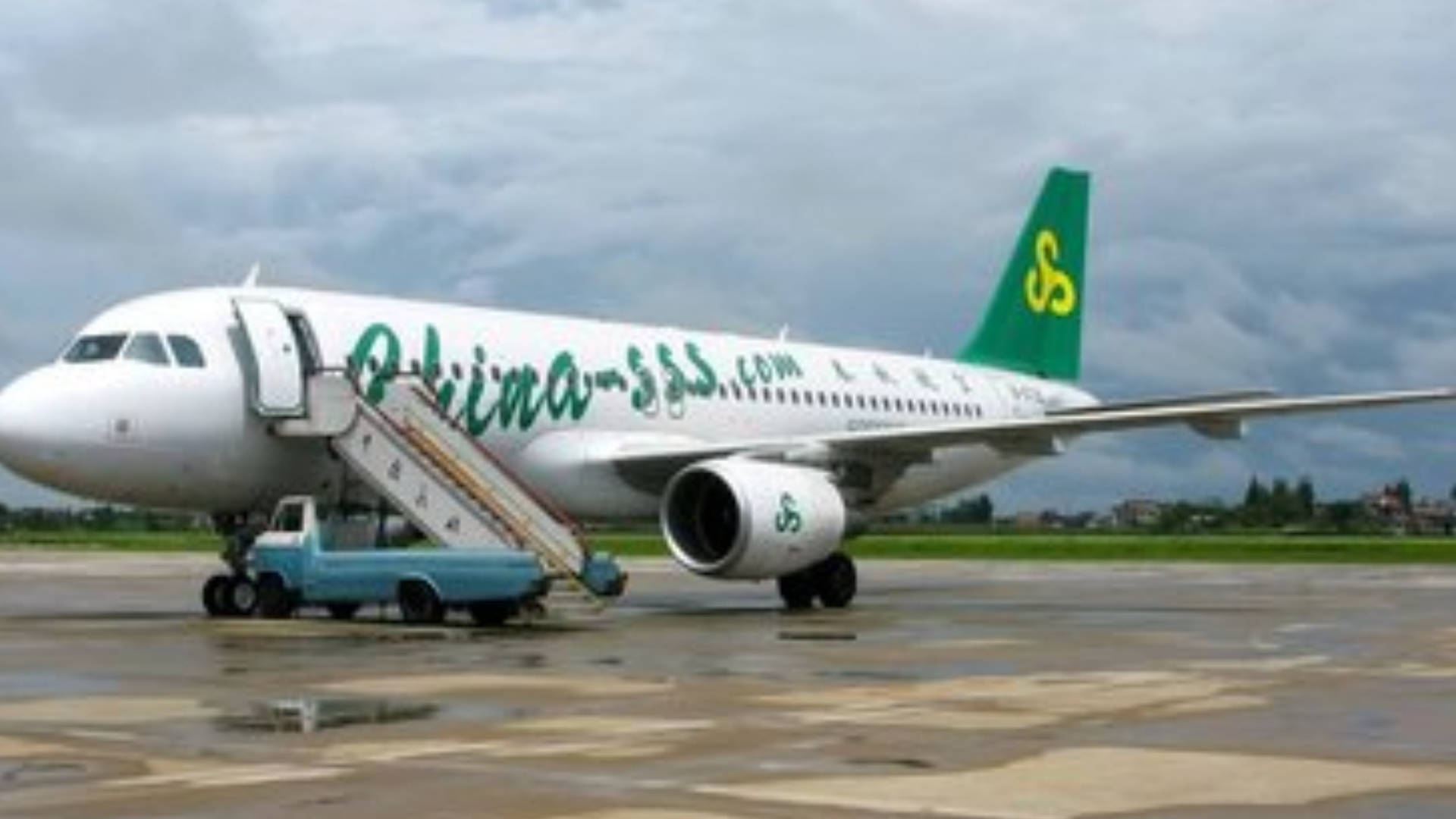 春秋航空"招聘25至40周岁女性乘务员,已婚已育者优先",工作人员回应:...