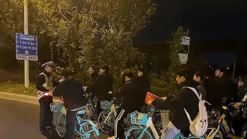 交警现场给夜骑开封的大学生讲解道路安全常识,值得点赞