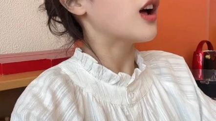 “在小小的花园里面挖呀挖呀挖,种小小的种子开小小的花。”视频中,...