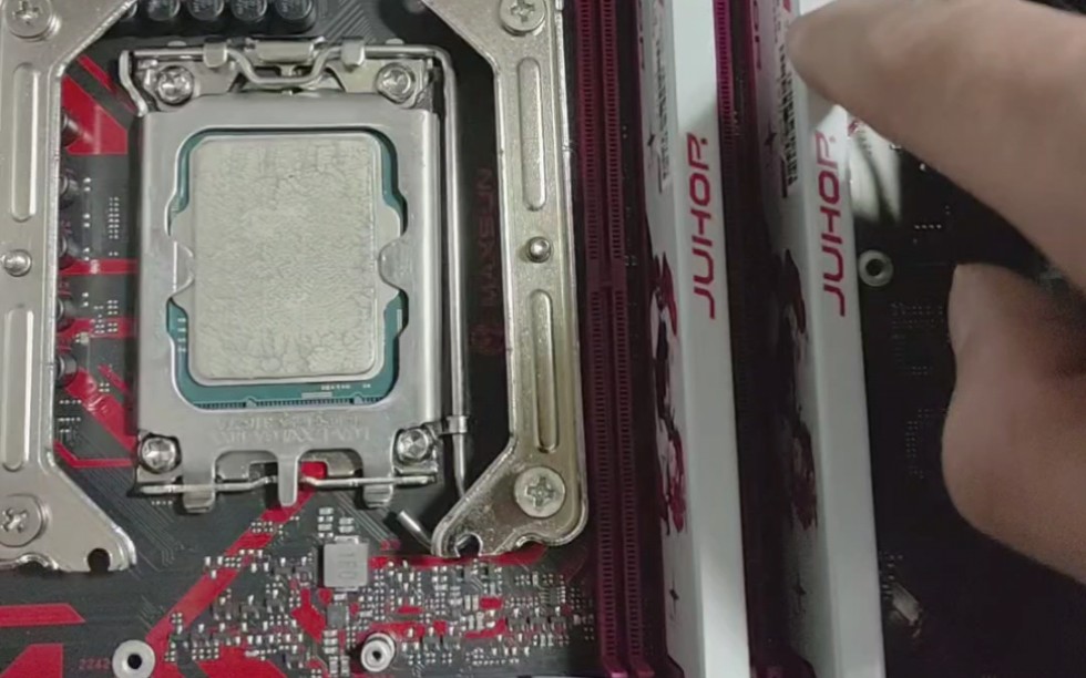 主板内存条插槽坏了?不妨试试这样操作