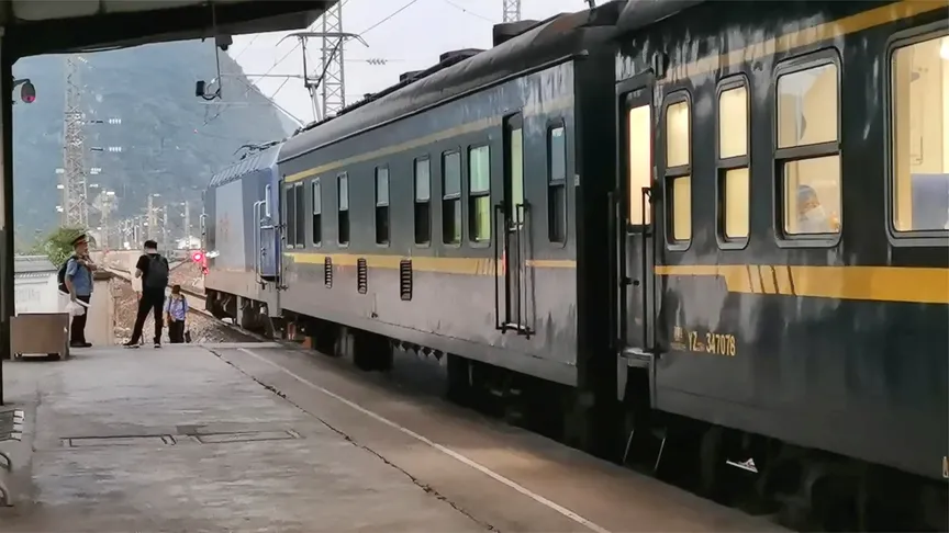 K842贵阳到广州停靠马尾站,这趟车是黔桂线上为数不多的普速列车