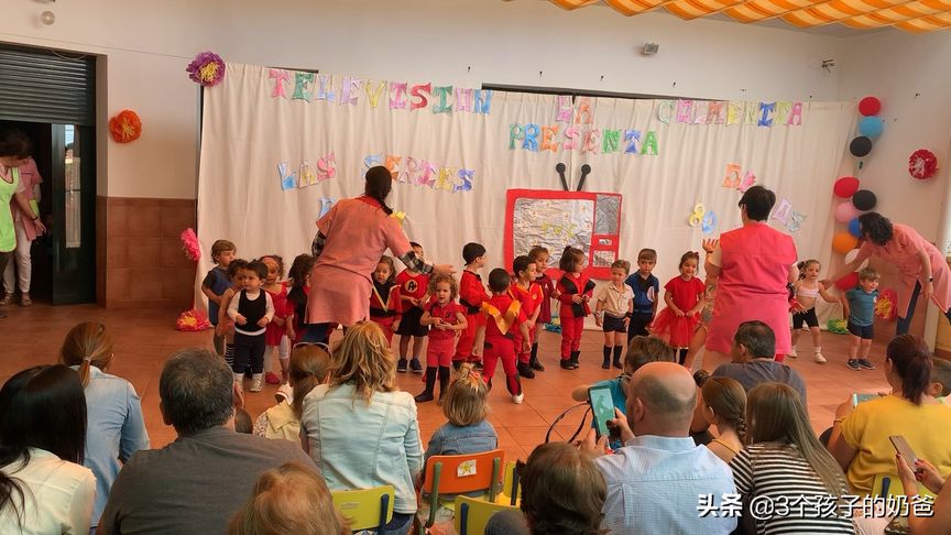 儿子学校活动啊,小朋友和老师满开心跳舞,家长都在拍照和录视频