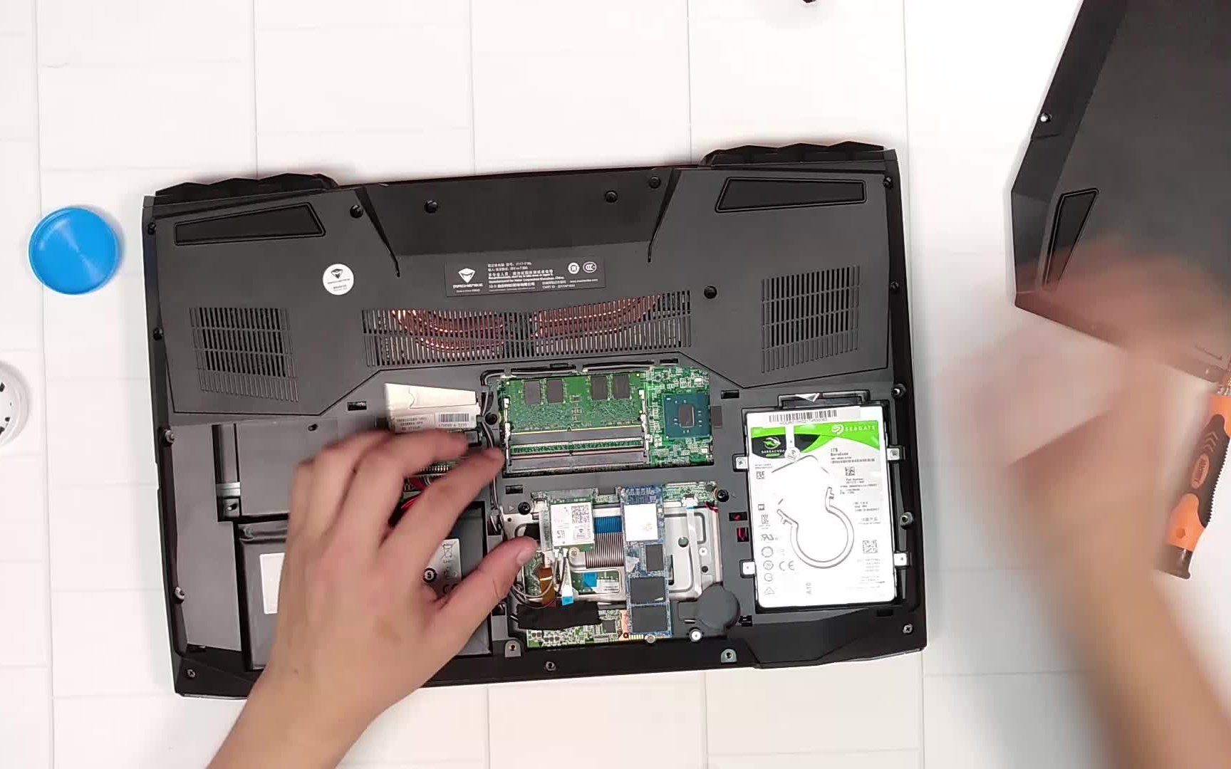 机械师笔记本F117F1KB拆机升级内存硬盘教程