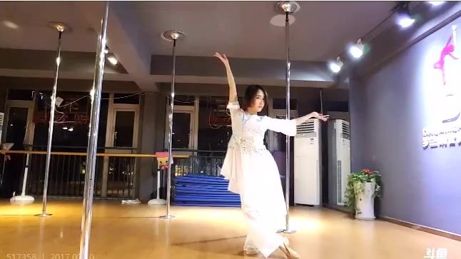 清纯妹子跳名族风钢管舞!网友:美呆了!