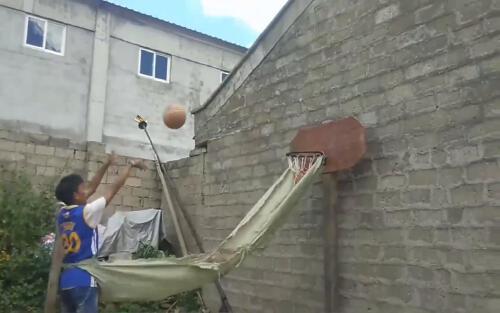 孩子的篮球梦,虽然器材简陋,但很努力