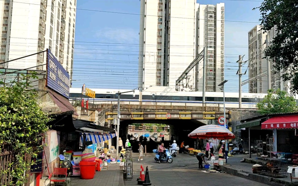 【中国铁路】G2066次列车(南宁东～济南东)刚出柳州站并通过柳州市...