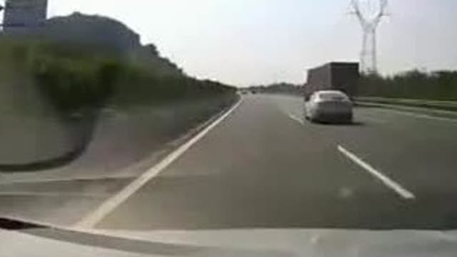 ...行驶时,半路突然跑出一个人,老司机一点也不怂,淡定而过。#行车记录...