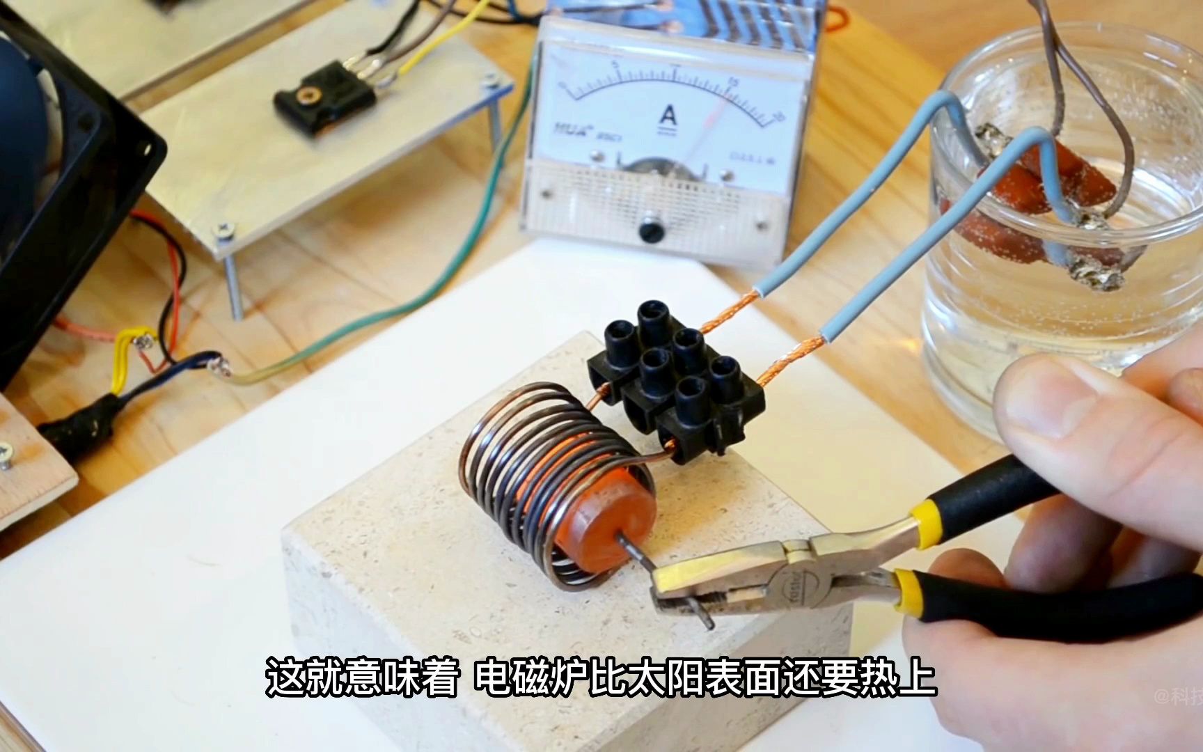 仅用一盘线圈,就能烧开水做饭,电磁炉的加热原理竟然这么神奇!