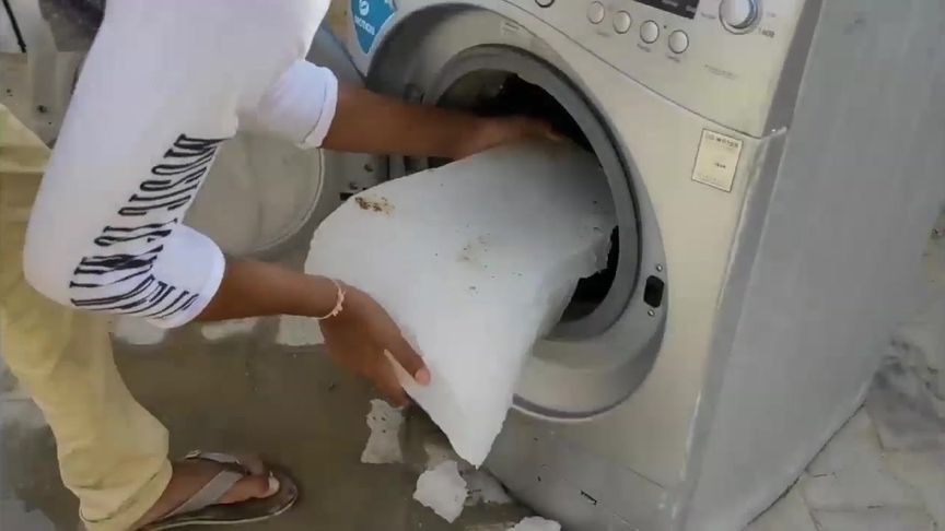 趣味实验:将一块厚冰放入启动的滚筒洗衣机里,洗衣机受得了吗?
