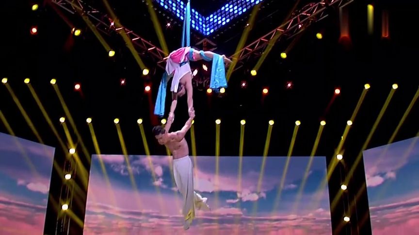 杂技演员从7米高空掉下,摔成重伤,住遍医院所有科室,泪洒现场