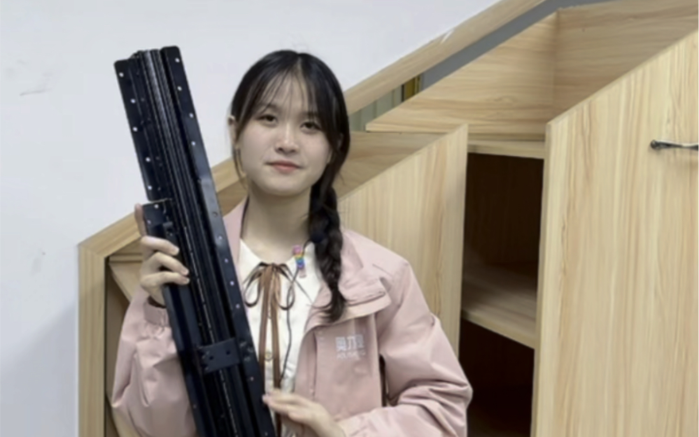 楼梯柜重型滑轨承重可以达到120公斤。#楼梯设计 #全屋定制 #榻榻米