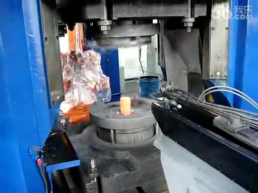 锻压自动化进出料机器人带喷水 也可以喷石墨