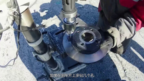 小哥用15000根橡皮筋实验,拖拉机能否冲破障碍?结果太意外!