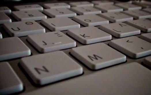为什么键盘上的26个字母不按ABC顺序排列?设计师良苦用心啊
