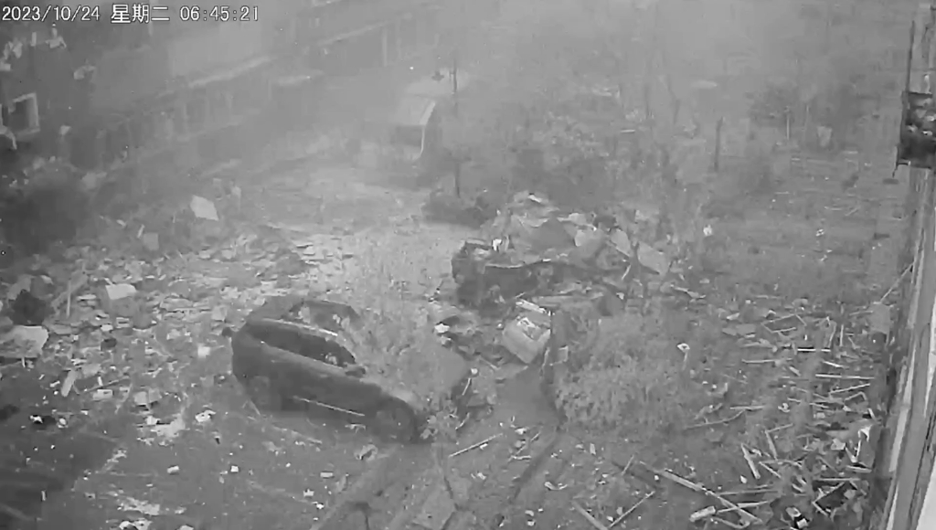 10月24日,吉林通化,梅河口市翠园小区发生燃气爆炸事故。现场一片...