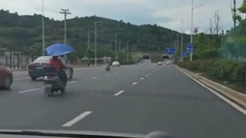 变更车道,通过斑马线,通过路口,可以换挡吗?