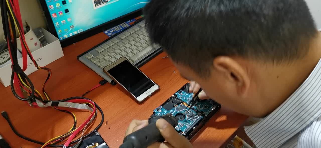 粉丝移动硬盘主板坏了磁头也坏了看看董哥能不能提数据恢复出来