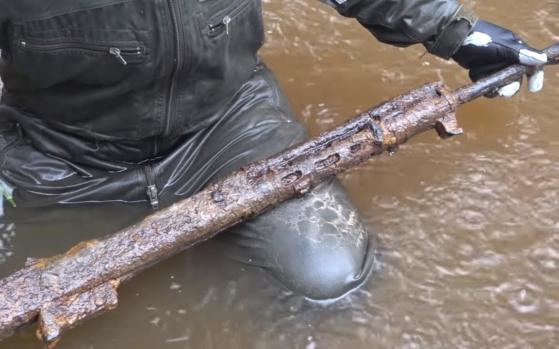 【尤里·加加林】在小溪里挖掘出二战武器和弹药,用金属探测器和...