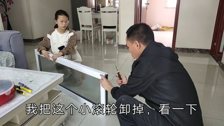 家里的推拉窗坏了,超哥用这种办法,一分钱没花就修好了