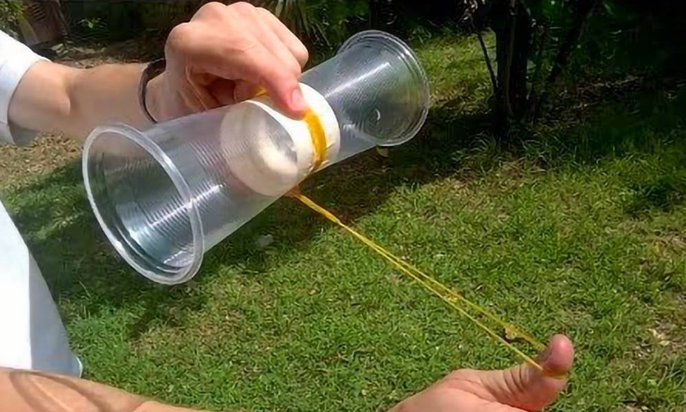 2个纸杯做的旋转“飞行器”,原理很高端,制作.
