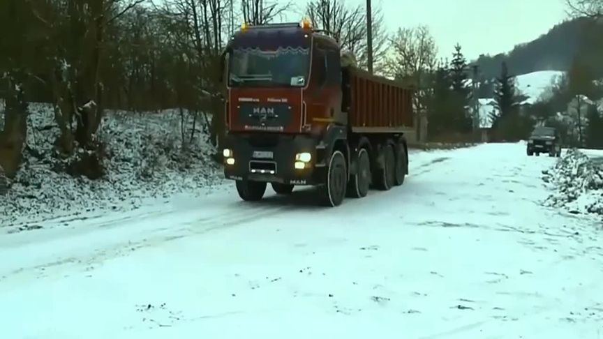 货车司机就是有经验,上坡打滑,教你正确挂挡!