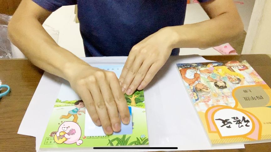 女儿开学新课本让老爸包书皮,要求高到和手机贴膜有一拼