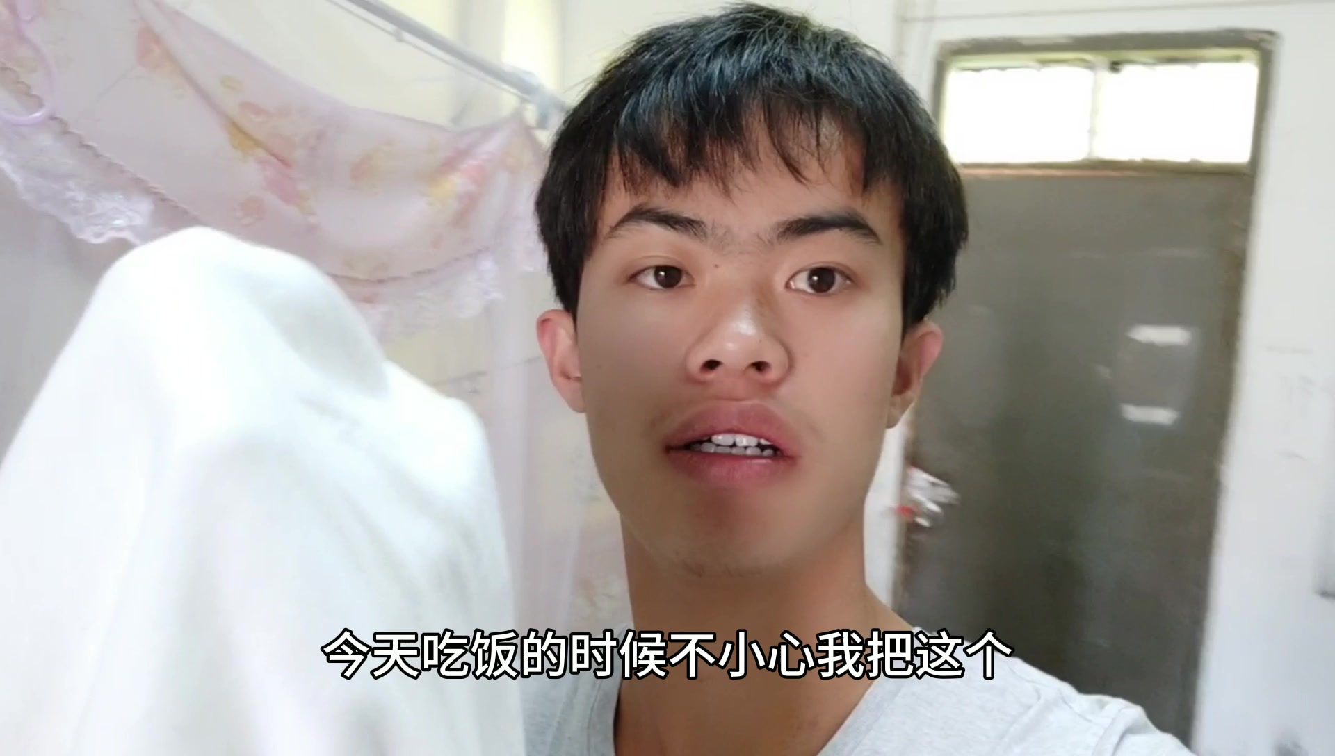 白色衣服沾上油渍,小伙怎么洗都洗不掉,有什么好方法吗?
