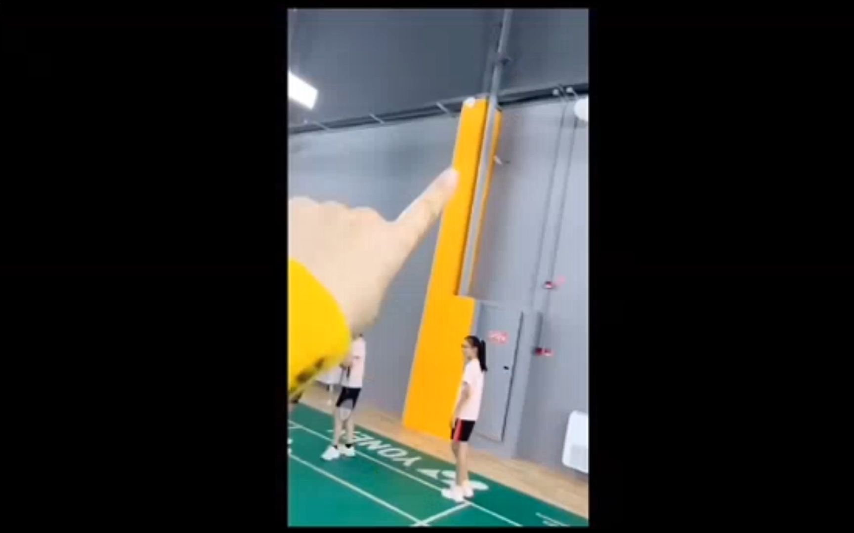 羽毛球拍插墙面了