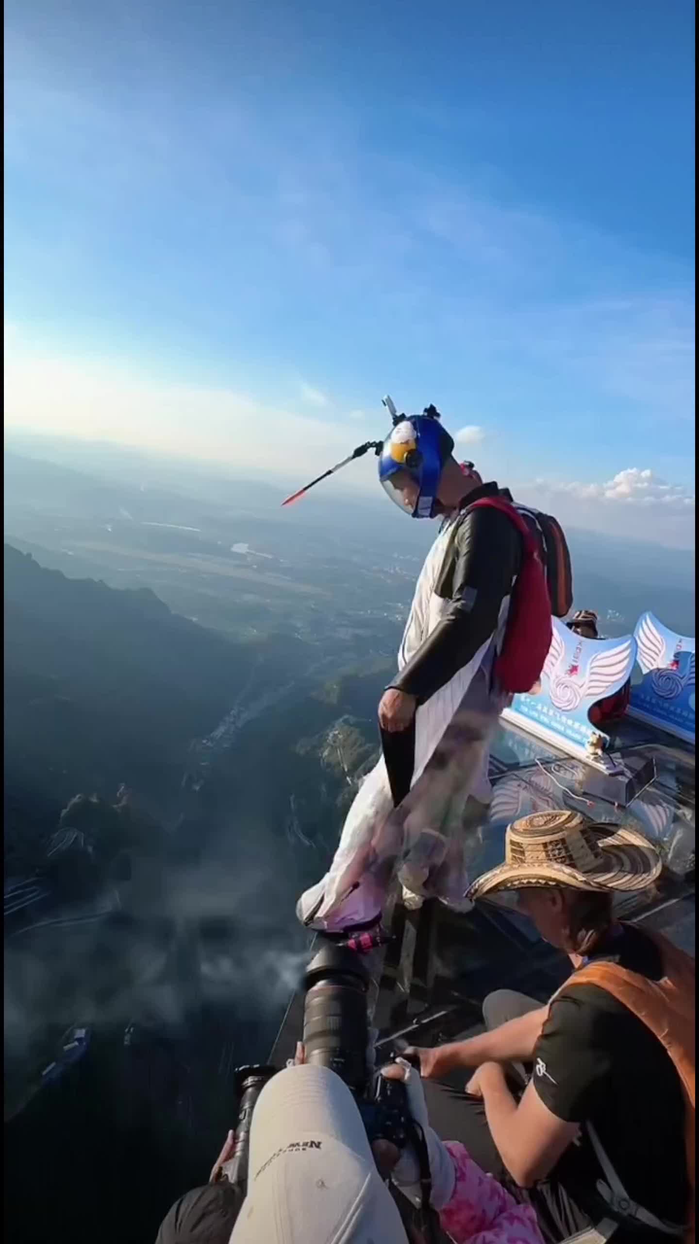 多想自己也像鸟儿一样在空中自由飞翔 #张家界大峡谷玻璃桥蹦极 #...