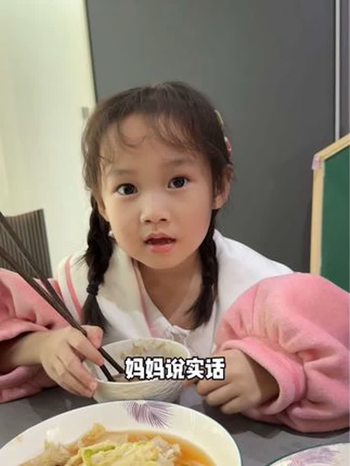 桐桐竟然以为我要吃她碗里的肉 #龙牡壮骨颗粒#龙牡野生代言人#谁懂...