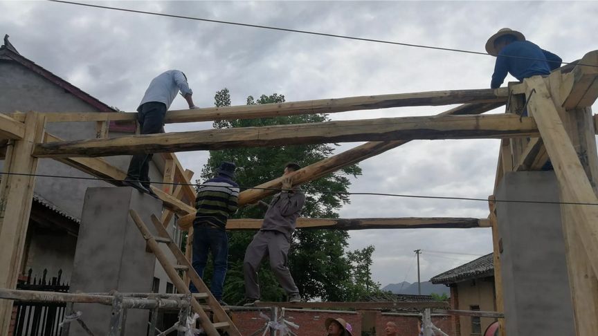 榫卯结构木大门施工有危险,师傅们说这是建房最重要的环节