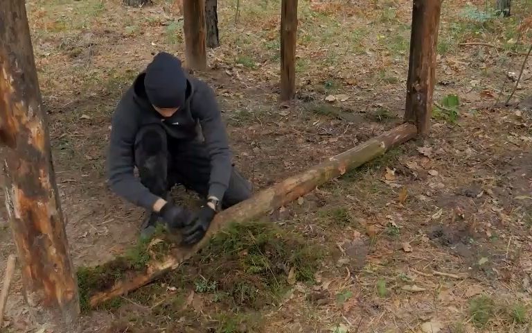 【木屋】在森林里建造一座木屋房子(3)侧面墙壁用木头按上