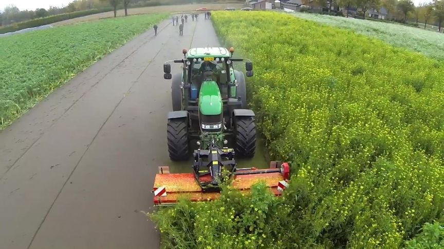 航拍大型农机如何整理油菜田——把油菜变成有机肥