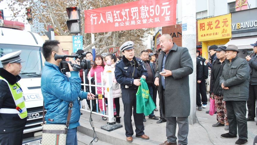 行人闯红灯被撞,车主却要承担责任?交警同志告诉你原因