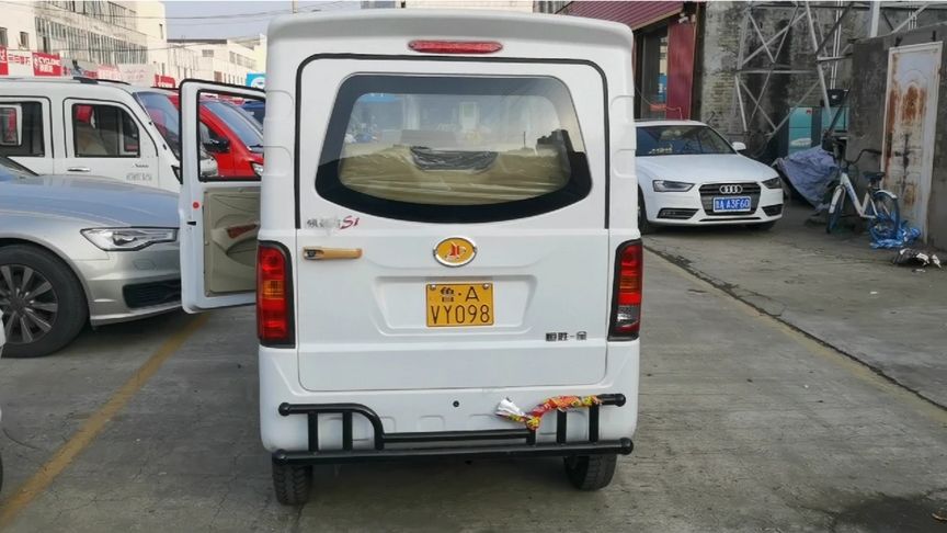 方向盘式水冷发动机全封闭燃油三轮摩托车老年人燃油代步三轮车