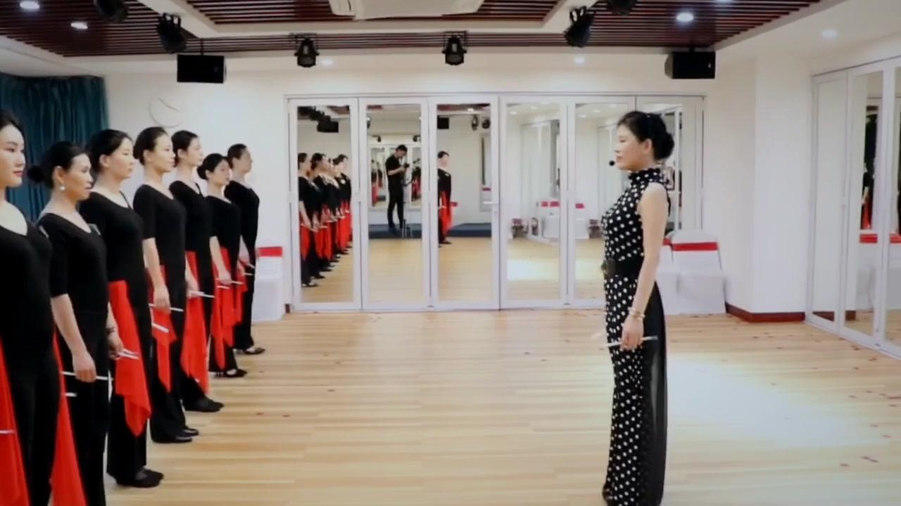 ...试试手中拿一支笔或一根吸管让其自由落下#形体仪态#手姿#步态