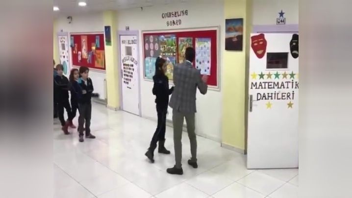 老师跟学生花式互动欢迎上课,感叹又是别人的老师