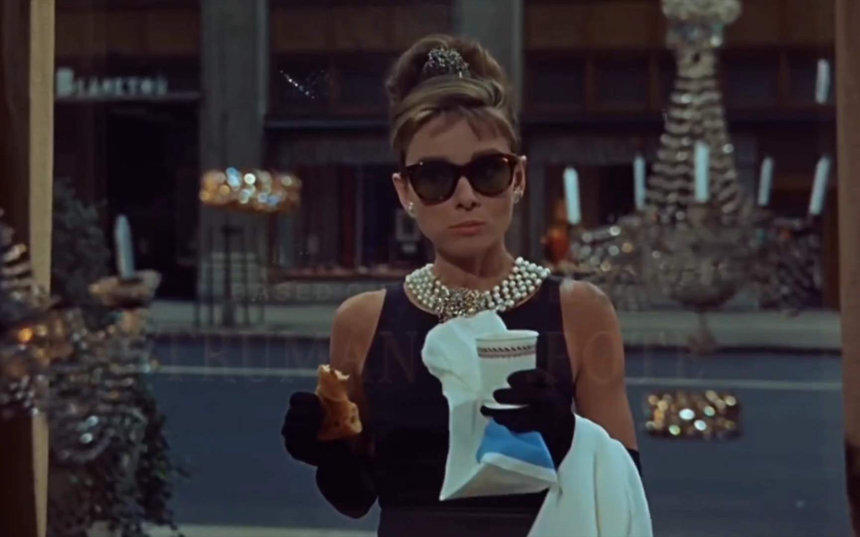 回顾电影《蒂凡尼的早餐》经典片段,身穿纪梵希小黑裙的赫本女神,...