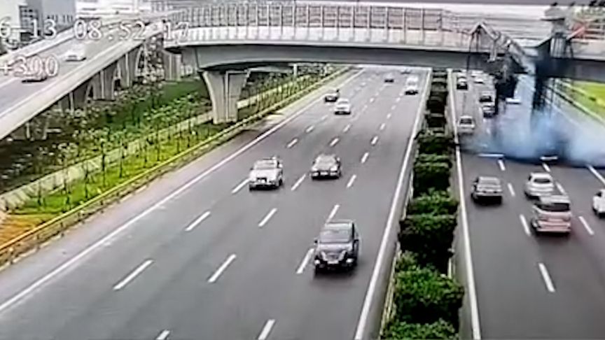 上海一沥青车突然侧翻!数吨热熔沥青瞬间淹没桥下多车 2人受伤