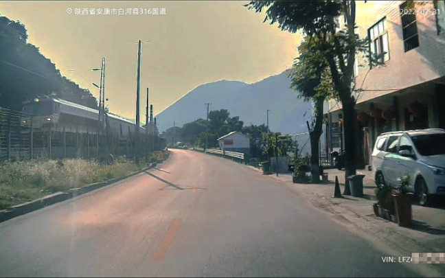 国道316白河段偶遇K1158次成都至上海列车