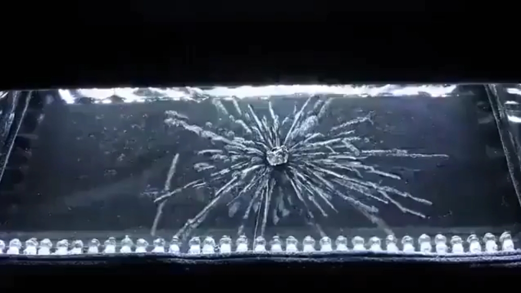 这就是铀在云室中的样子:可见轨迹主要是α粒子