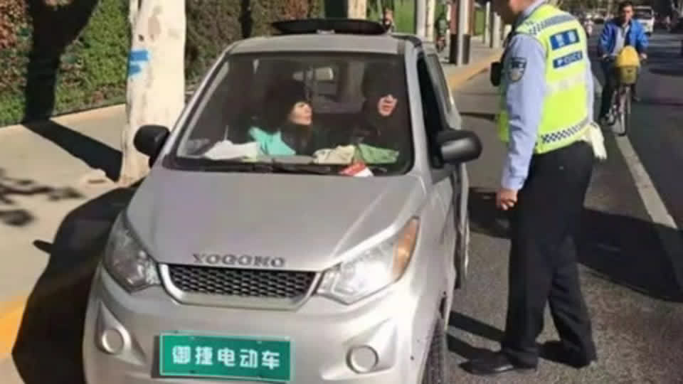 老年代步车迎新规,不再享特权,老农哭诉:欺负老实人!