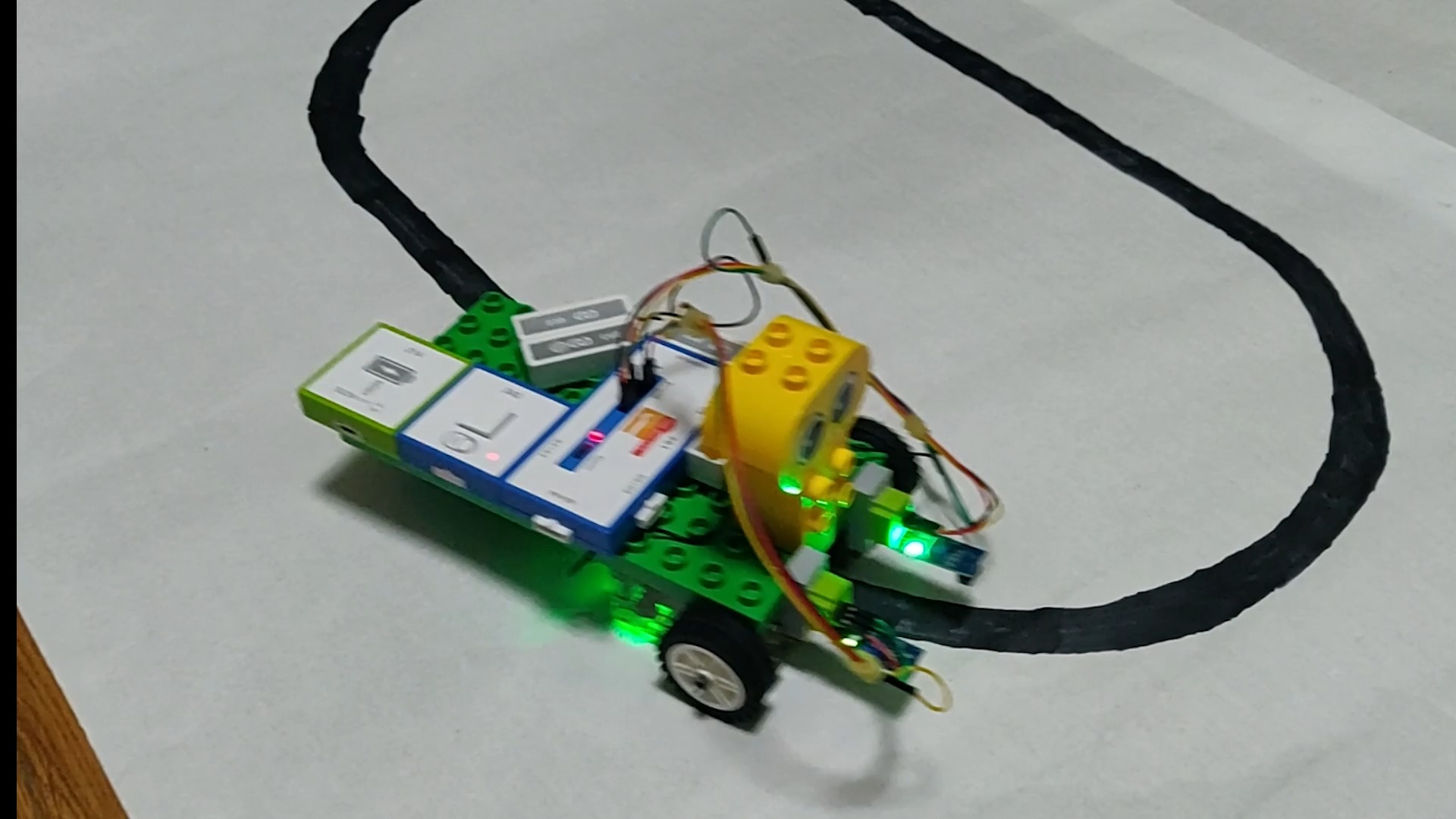 利用乐高大颗粒制作的循迹小车