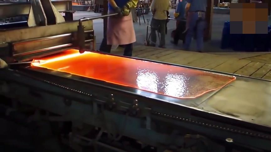 这样的玻璃制作过程太有趣了,工人配合默契很有节奏感!