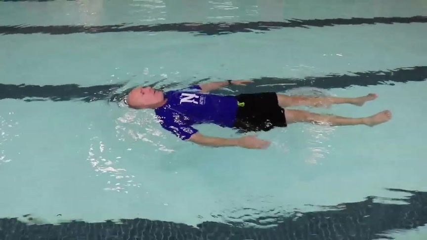 游泳初学者必看 - 在水里仰漂时,如何掌握平衡?