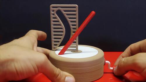 笔直的拐杖为何能通过弯曲的洞口?它究竟是什么原理?