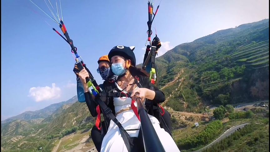 听说空姐坐滑翔伞 自带稳定功能?#滑翔伞飞行体验 #空姐