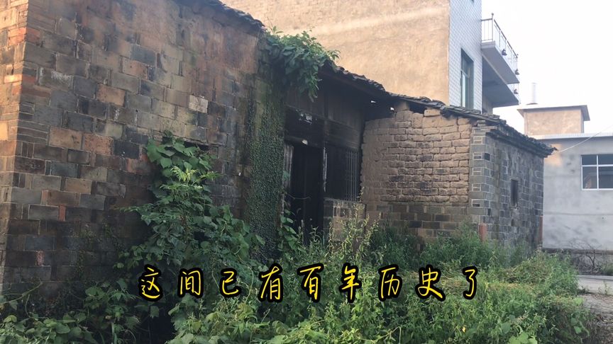村里的老房子所剩无几了,这些破旧的房子承载着几代人的回忆
