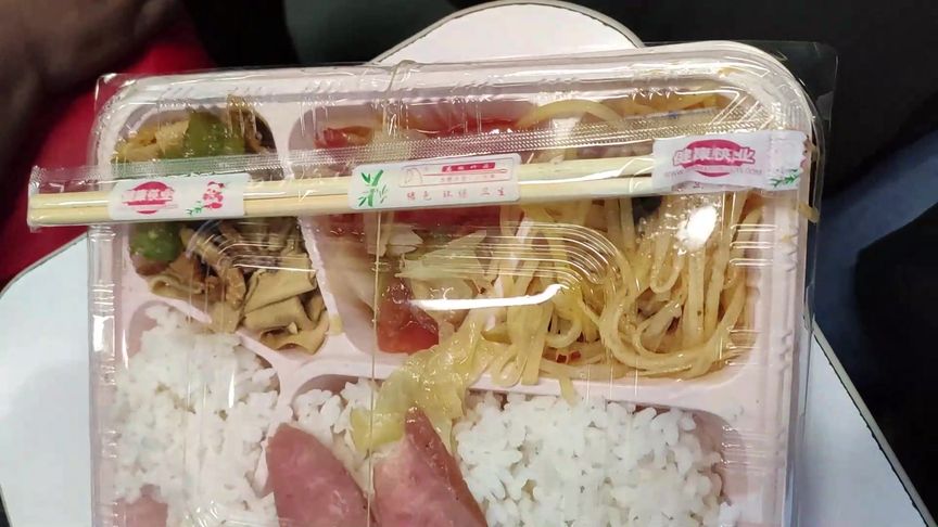 坐绿皮火车回家13 火车上15元的盒饭都有什么?